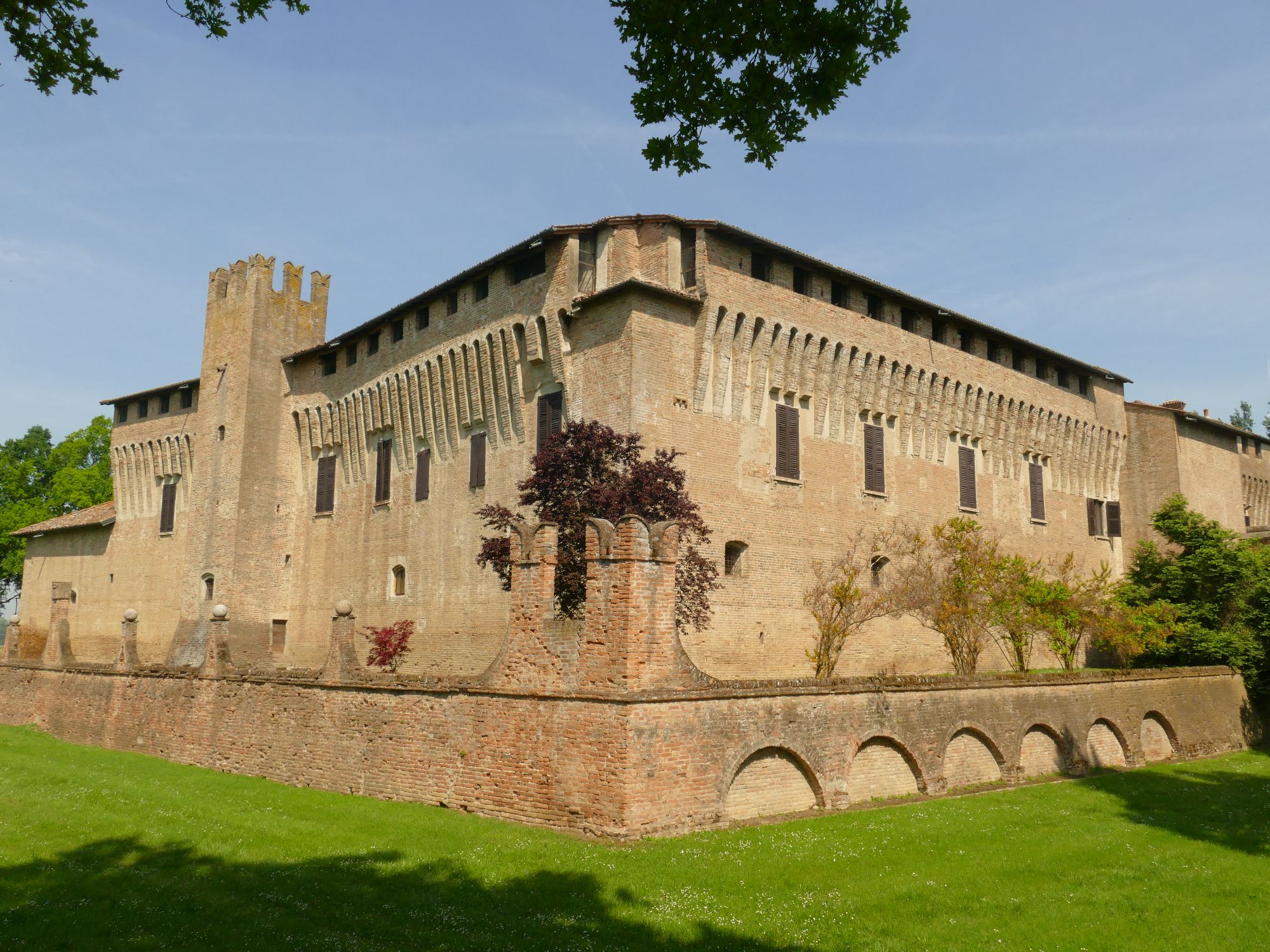 Castle of Maccastorna | To be seen e-bike friendly Cremona | BikeSquare